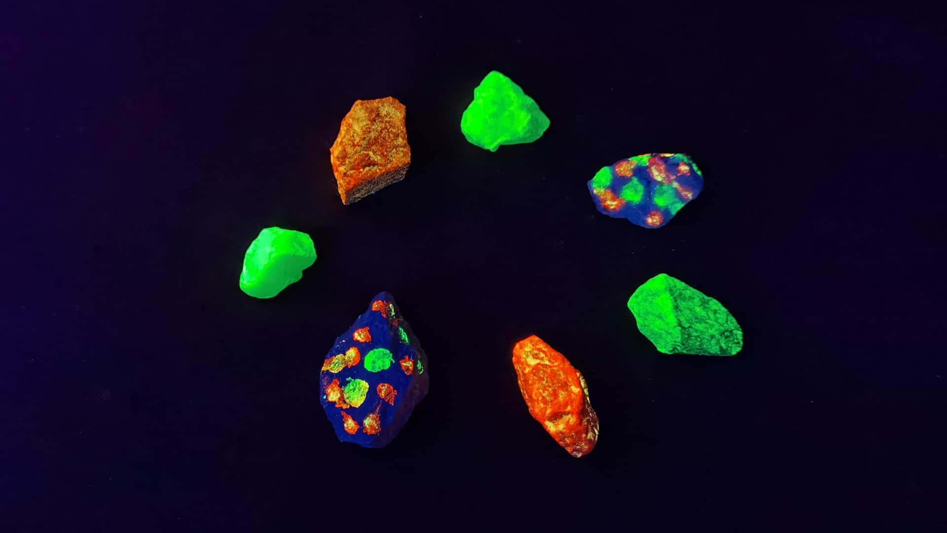 Let’s Glow Fluorescent Science DIY Kit In Singapore